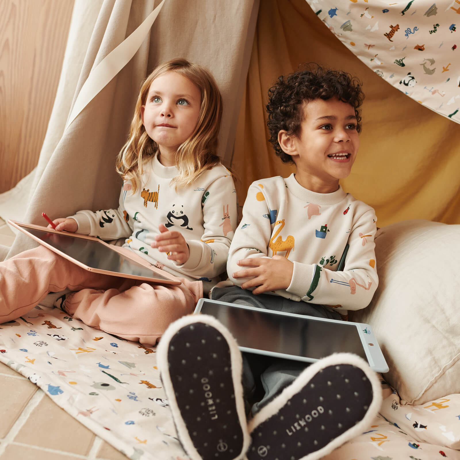 Liewood Zora Magic Drawing Board 13.5 Inch - Around The World Sandy